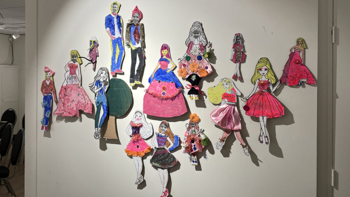 Kunstwerken recycle Barbie - Museum Valkenburg